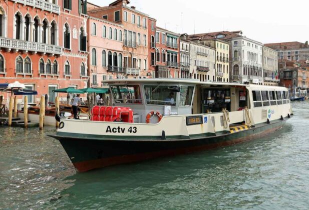 Vaporetto - autobús acuático en Venecia